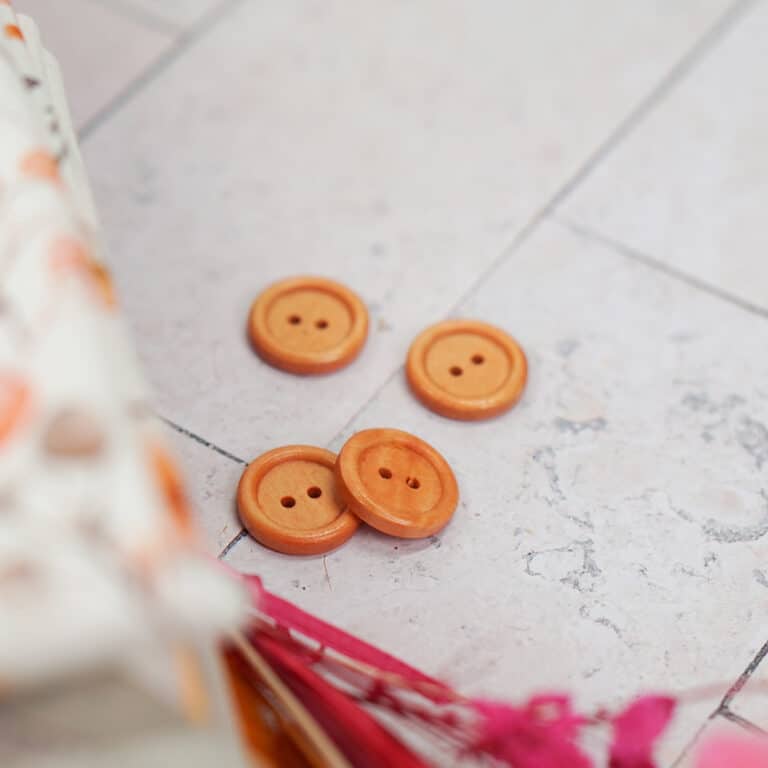 Holzknopf rund mit Rand - 20 mm - helles Rotbraun lackiert - 2 Loch ...